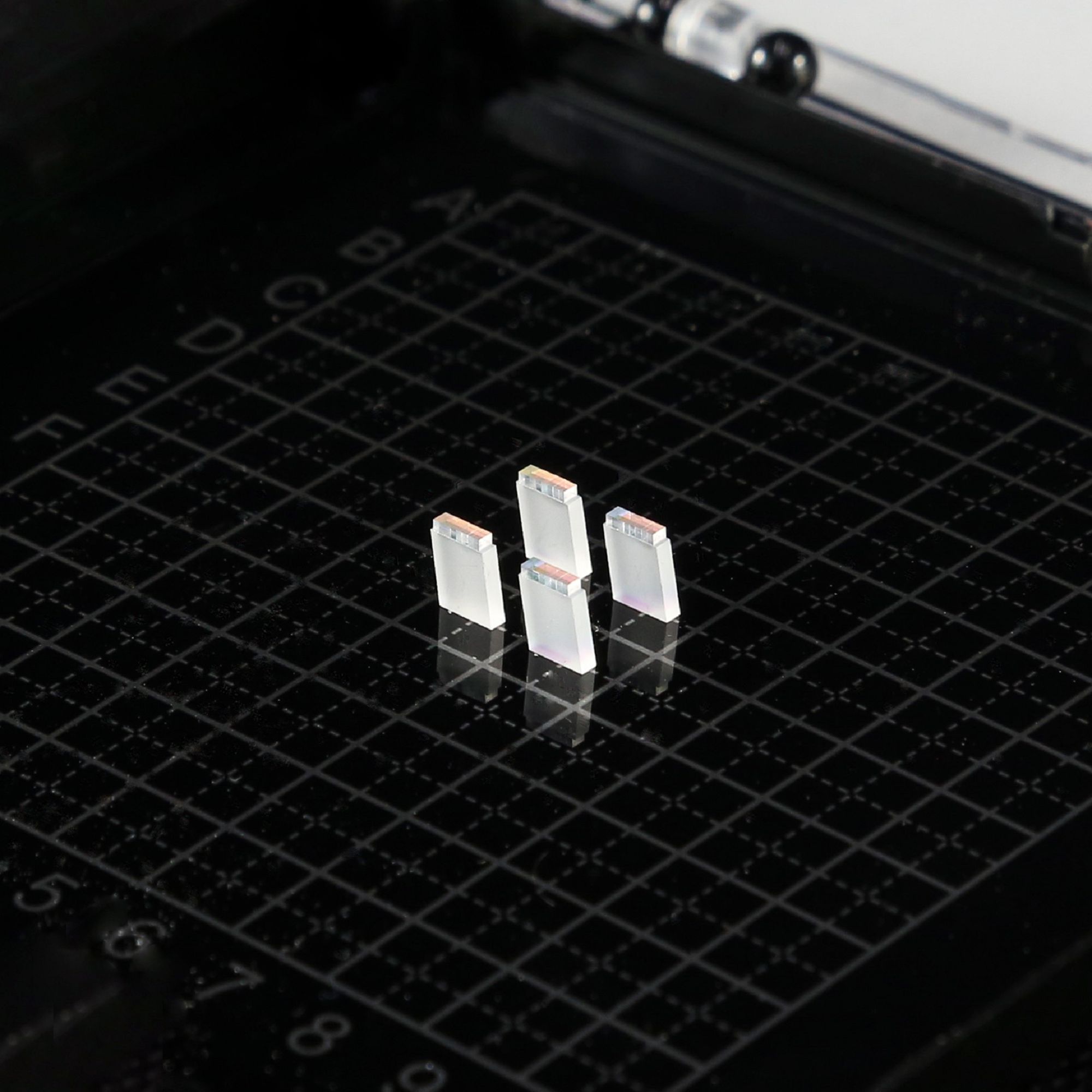 LWDM4 Z-BLOCK mux demux sub-assembly wih low IL and high parallelism ...